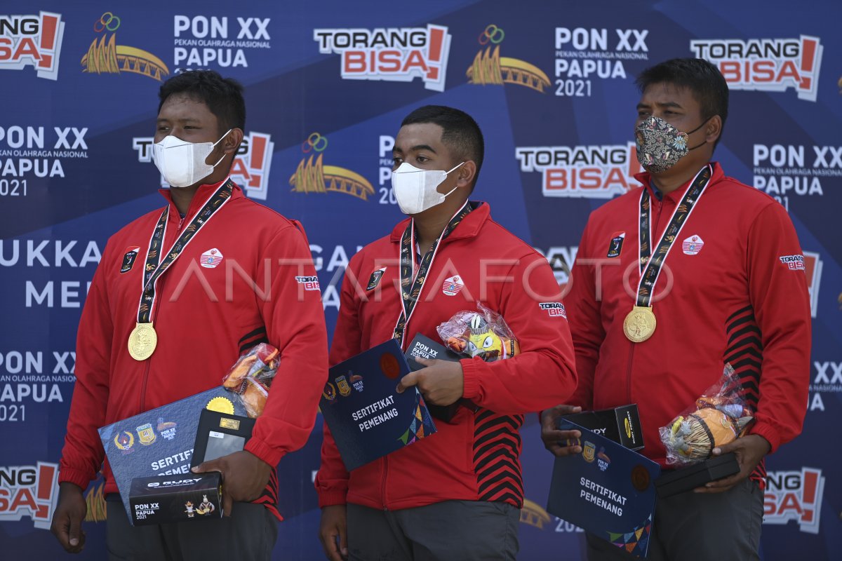 PERAIH MEDALI EMAS PANAHAN RECURVE BEREGU PUTRA PON PAPUA | ANTARA Foto