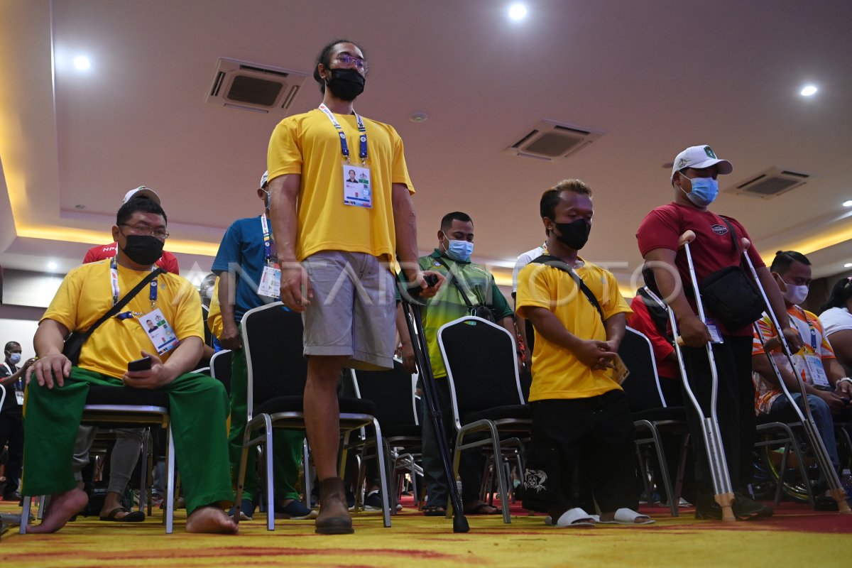 PERINGATI HARI PAHLAWAN DI VENUE ANGKAT BERAT | ANTARA Foto