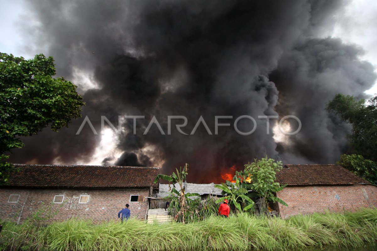 KEBAKARAN PABRIK PALET PLASTIK | ANTARA Foto