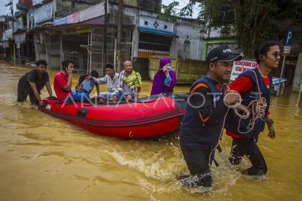 EVAKUASI WARGA TERDAMPAK BANJIR | ANTARA Foto