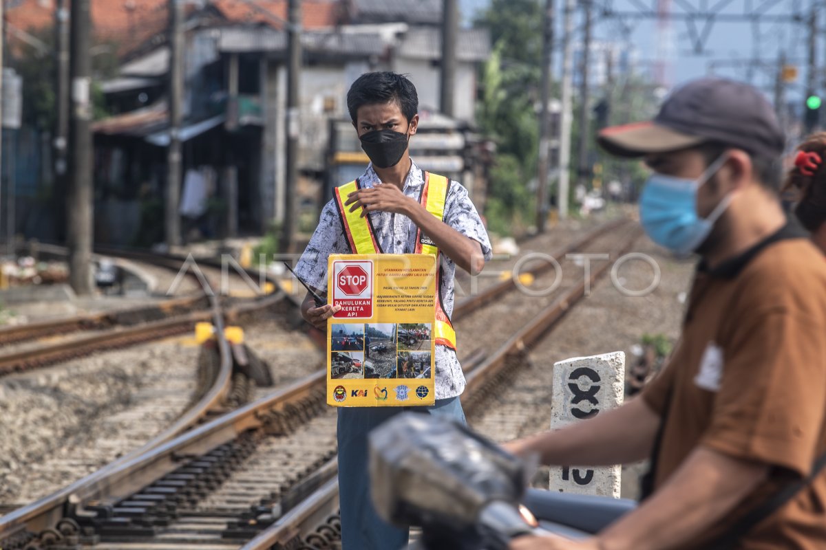 SOSIALISASI KESELAMATAN DI PERLINTASAN KERETA | ANTARA Foto