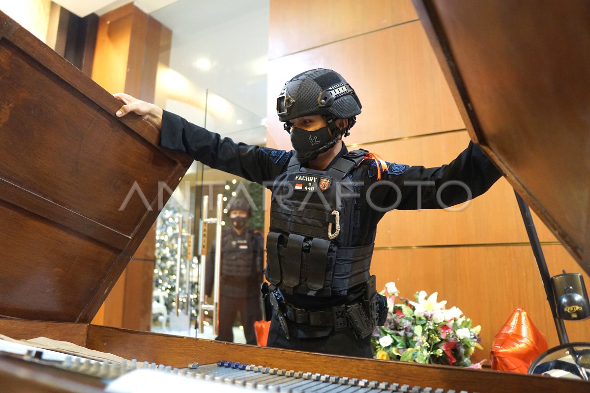 POLISI STERILISASI GEREJA DI GORONTALO | ANTARA Foto