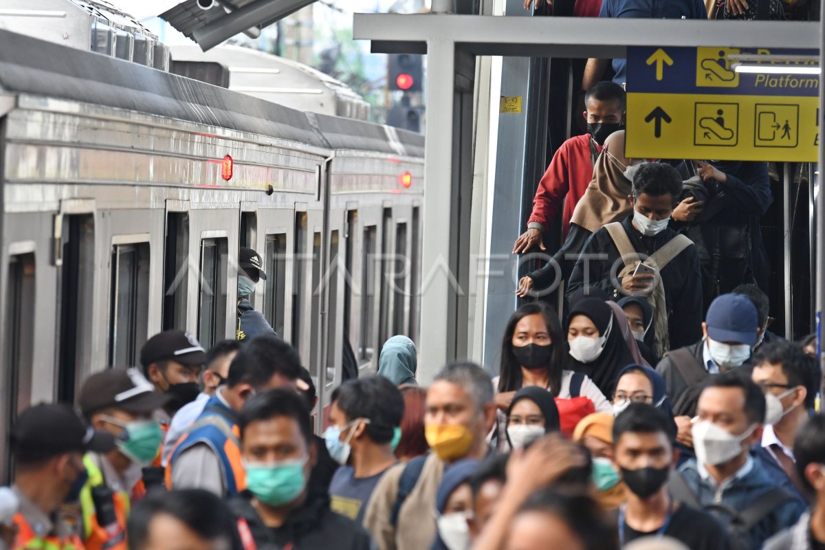KEPADATAN PENUMPANG KRL SAAT PPKM LEVEL 2 | ANTARA Foto