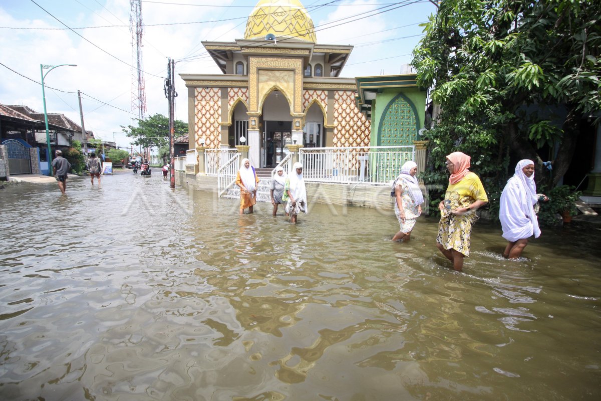 FLOOD IN LIME | ANTARA Foto