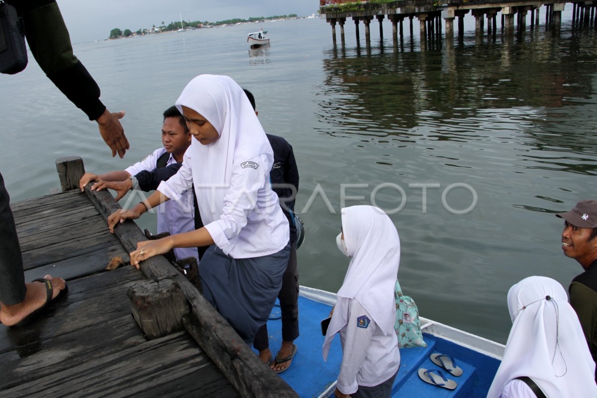 STUDENTS DEPART SCHOOL USING BOAT | ANTARA Foto STUDENTS DEPART SCHOOL USING BOAT | ANTARA Foto
