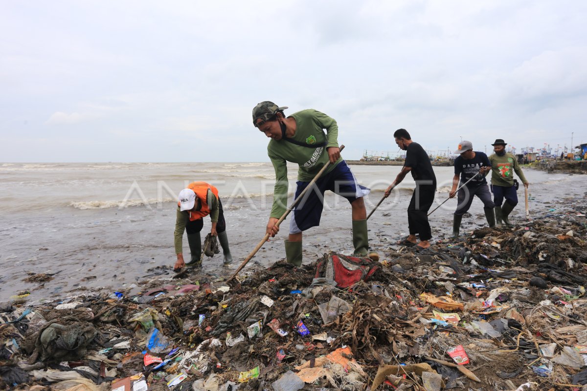AKSI BERSIH PANTAI | ANTARA Foto
