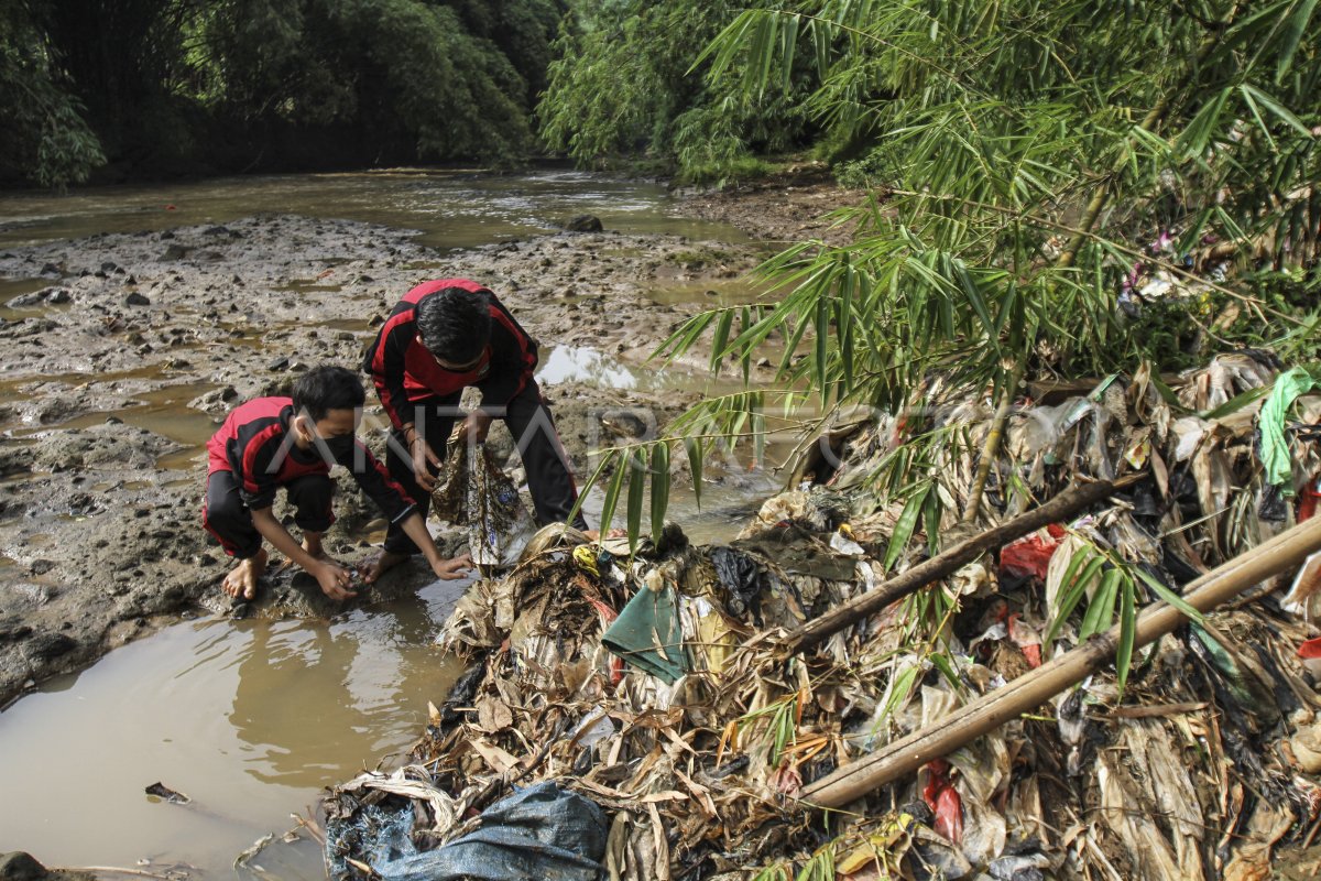 AKSI BEBERSIH SUNGAI CILIWUNG | ANTARA Foto