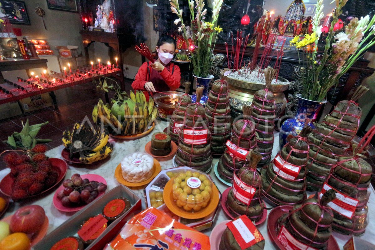 SEMBAHYANG MALAM TAHUN BARU IMLEK DI BOGOR | ANTARA Foto SEMBAHYANG MALAM TAHUN BARU IMLEK DI BOGOR | ANTARA Foto