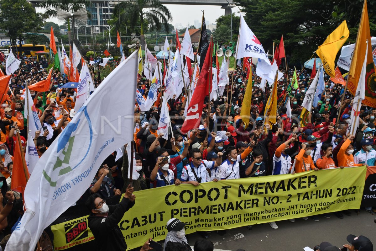 BURUH TUNTUT PERMENAKER JHT DICABUT | ANTARA Foto