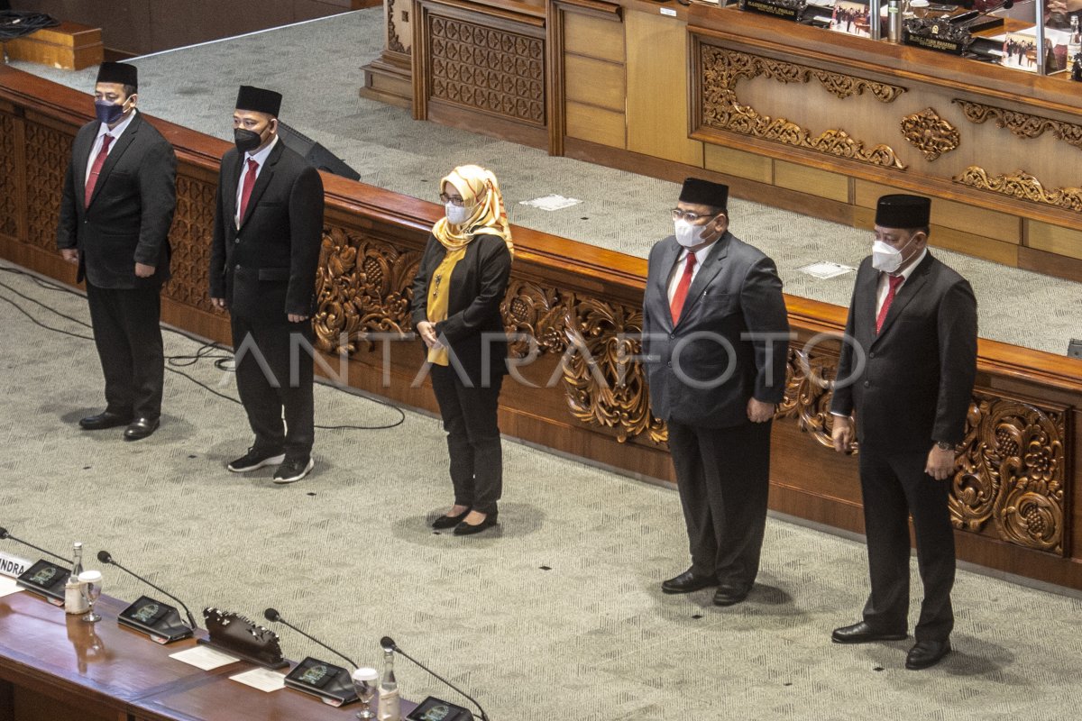 DPR TETAPKAN ANGGOTA KPU DAN ANGGOTA BAWASLU 2022-2027 | ANTARA Foto DPR TETAPKAN ANGGOTA KPU DAN ANGGOTA BAWASLU 2022-2027 | ANTARA Foto