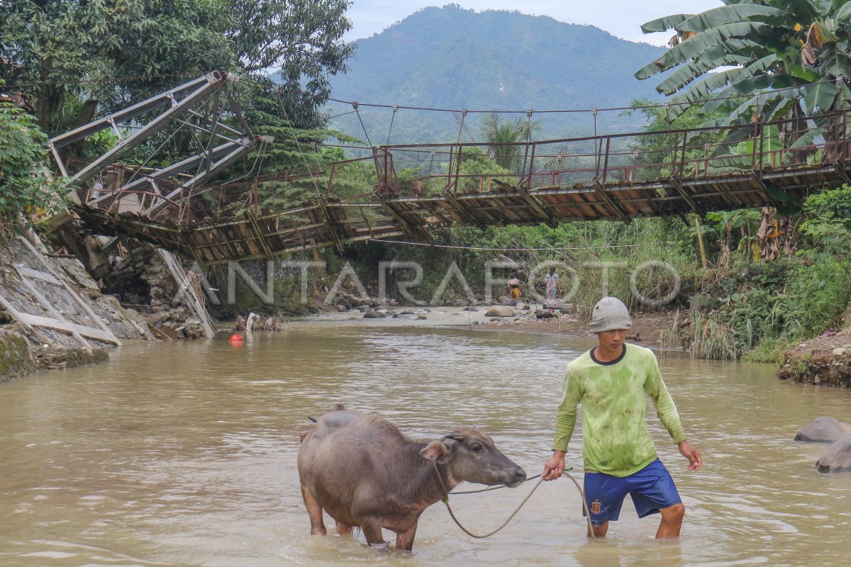 JEMBATAN RUSAK DI BOGOR | ANTARA Foto