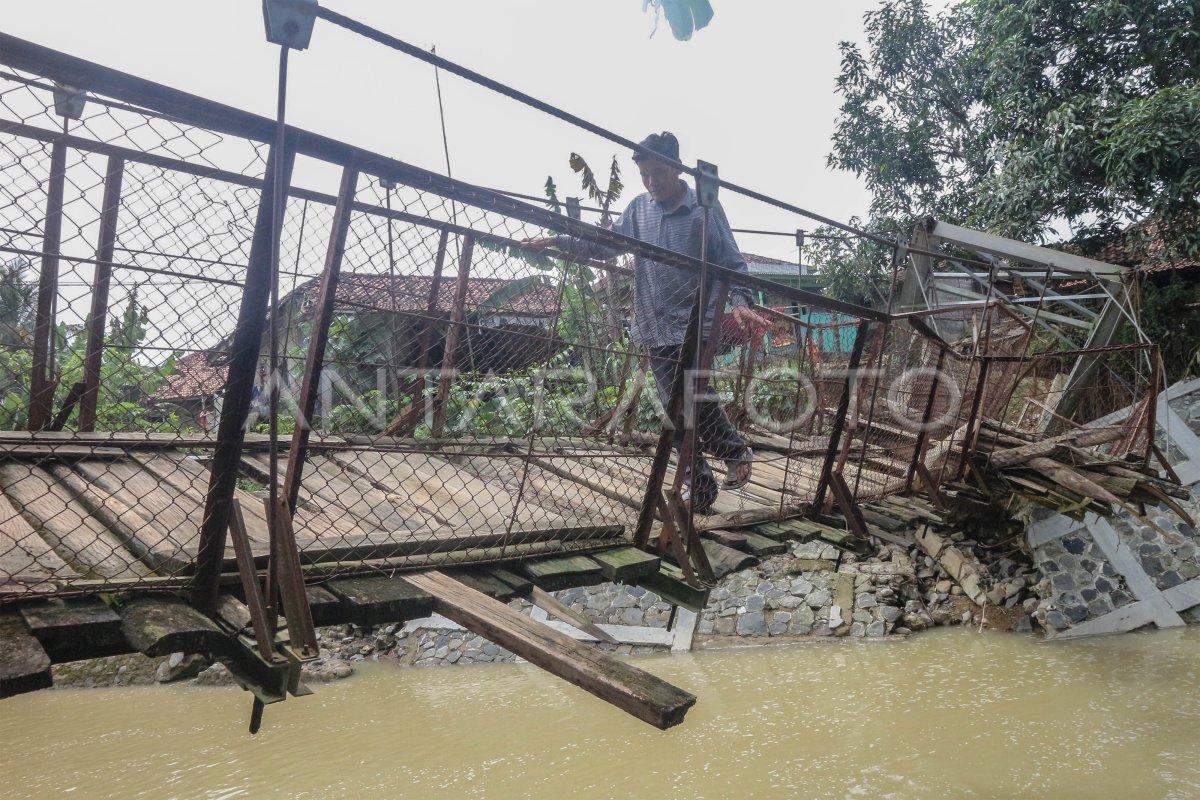 JEMBATAN RUSAK DI BOGOR | ANTARA Foto