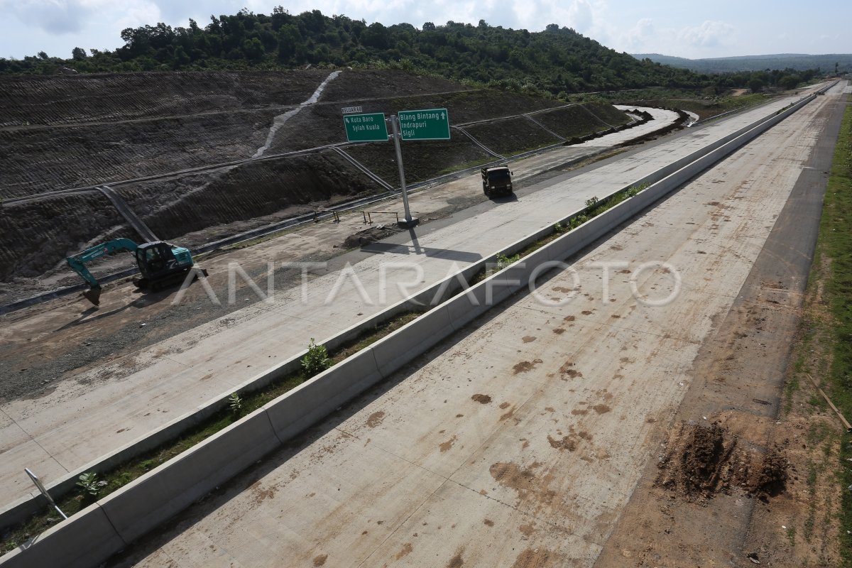 PROGRES PEMBANGUNAN JALAN TOL BANDA ACEH-SIGLI | ANTARA Foto
