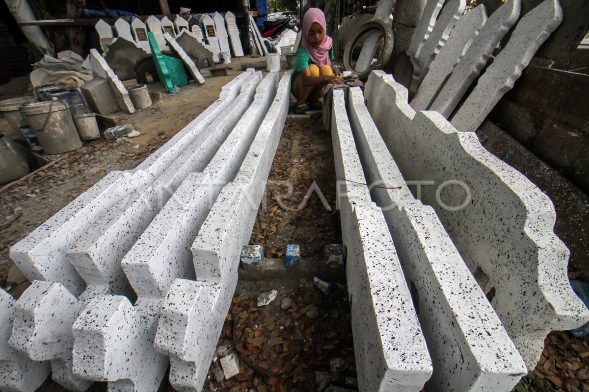 PERMINTAAN BATU NISAN MENINGKAT | ANTARA Foto PERMINTAAN BATU NISAN MENINGKAT | ANTARA Foto