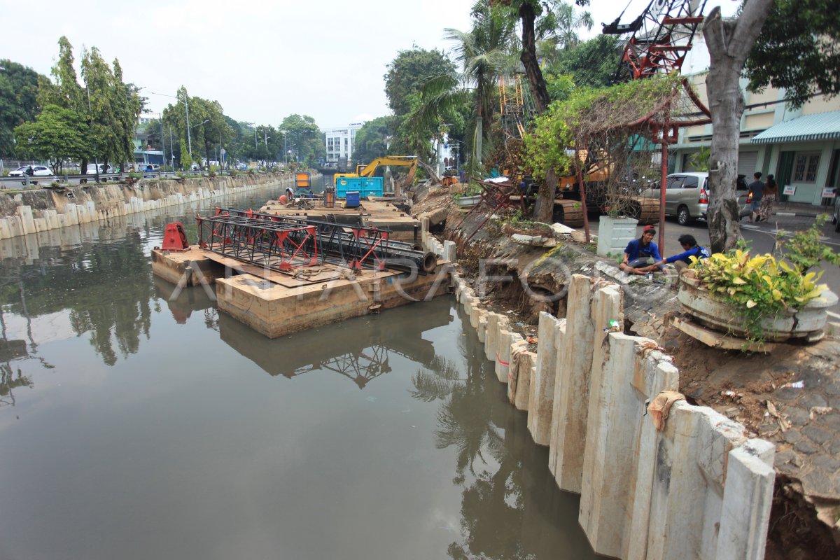PEMBANGUNAN TURAP KALI CILIWUNG | ANTARA Foto