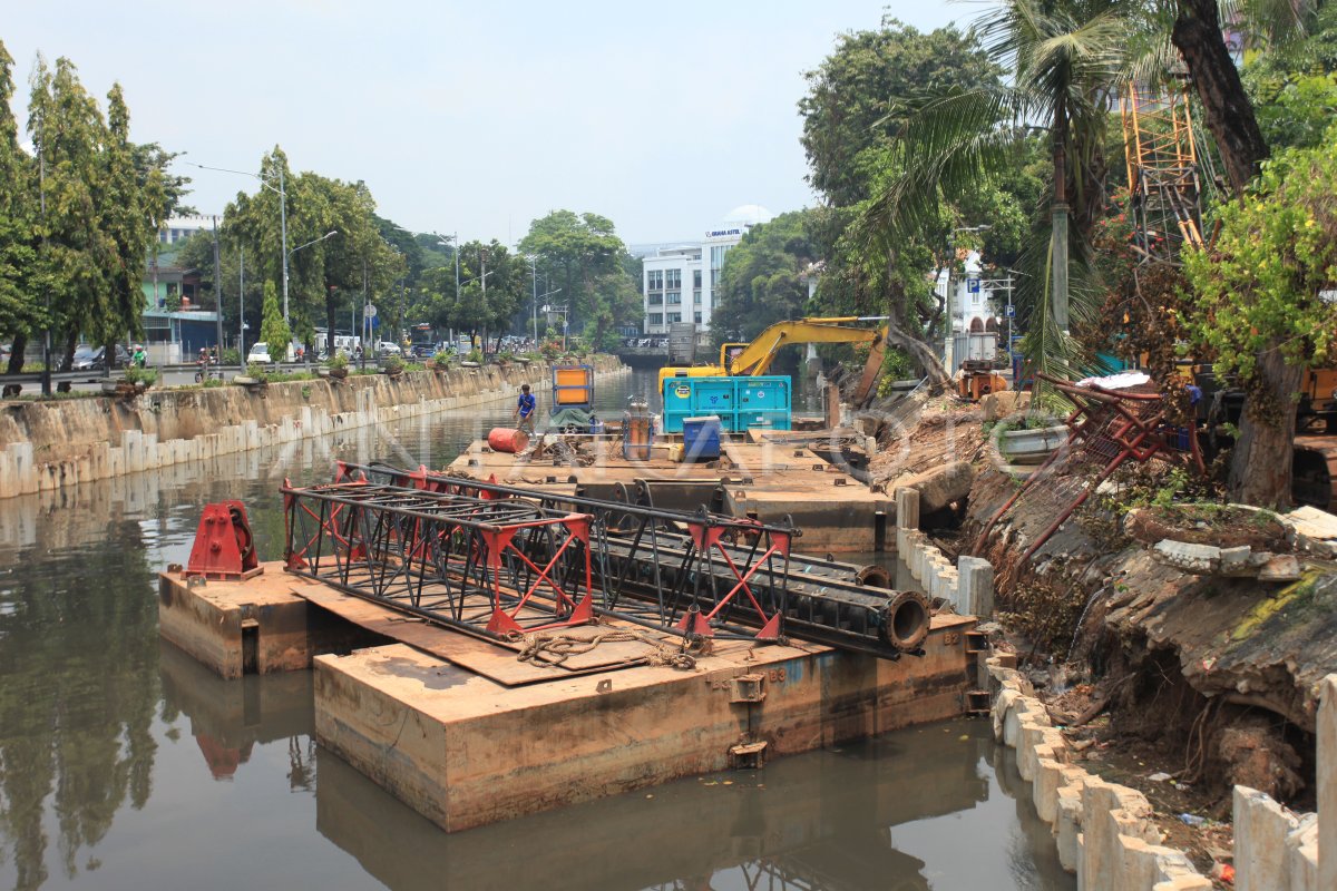 PEMBANGUNAN TURAP KALI CILIWUNG | ANTARA Foto