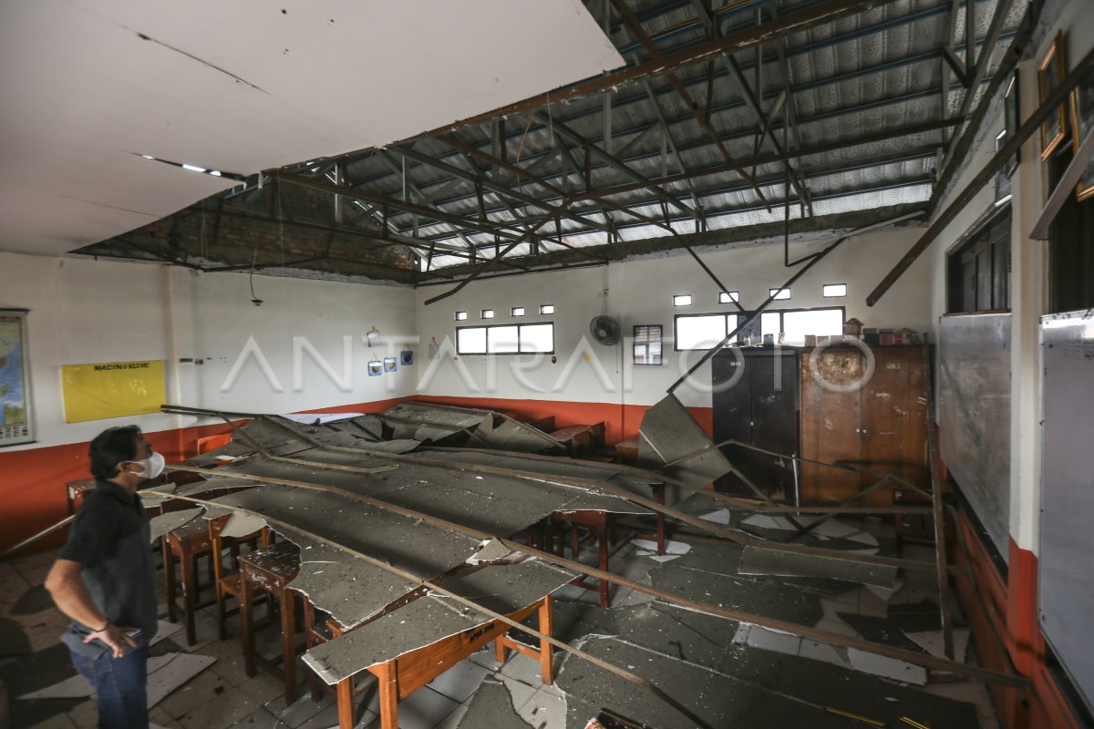 ATAP SEKOLAH AMBRUK DI DEPOK | ANTARA Foto