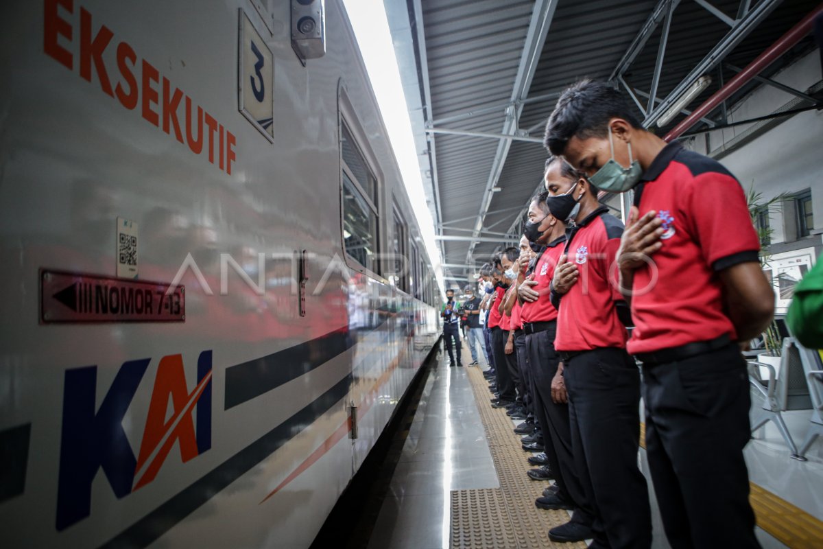 STASIUN PASAR SENEN RAMAI PEMUDIK | ANTARA Foto STASIUN PASAR SENEN RAMAI PEMUDIK | ANTARA Foto