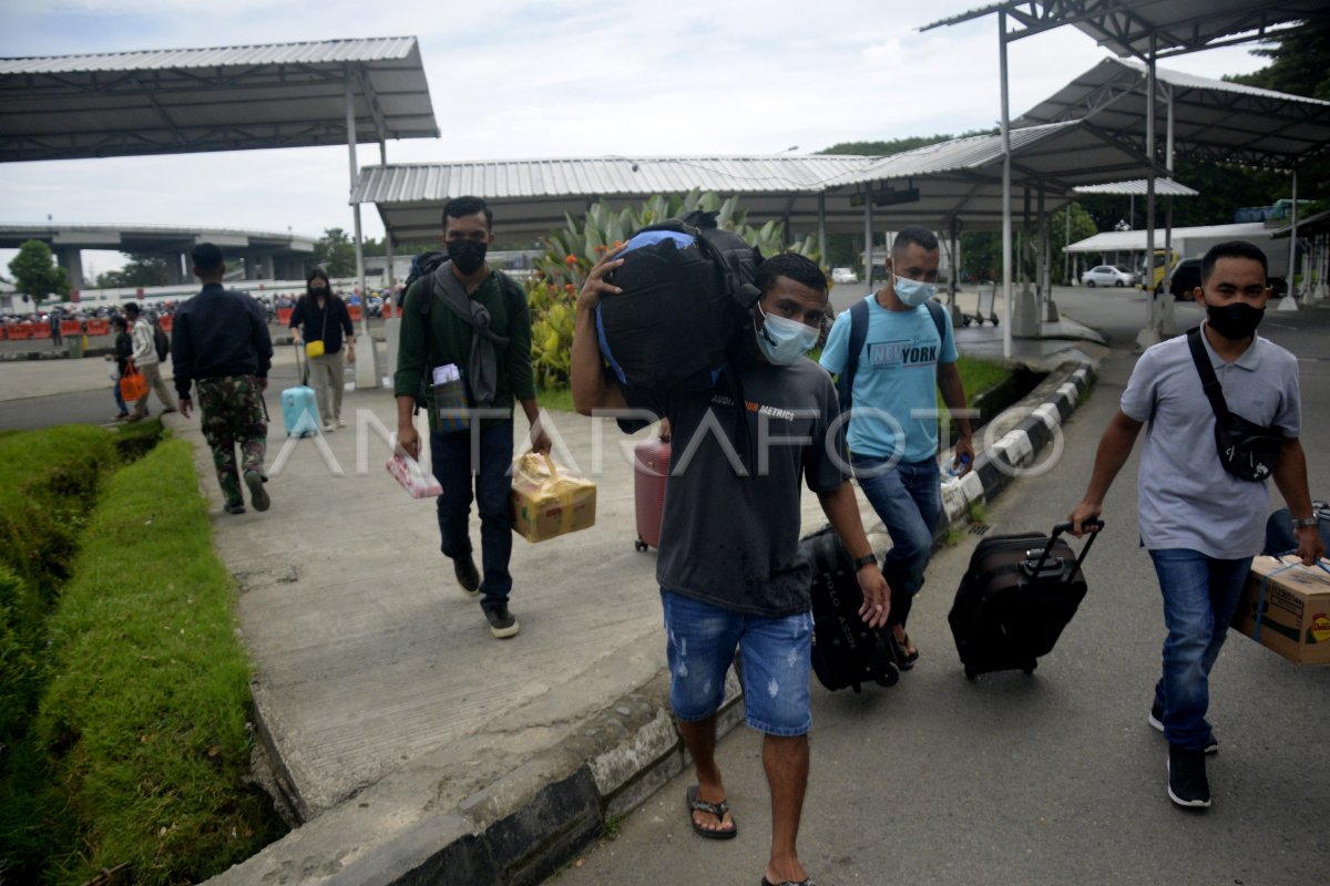 PEMUDIK BANDARA INTERNASIONAL SULTAN HASANUDDIN | ANTARA Foto