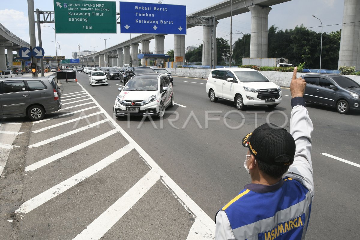 PENGALIHAN ARUS LALU LINTAS MENUJU TOL JORR | ANTARA Foto PENGALIHAN ARUS LALU LINTAS MENUJU TOL JORR | ANTARA Foto