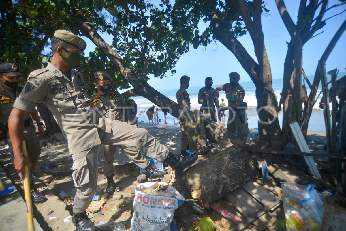 PEMBONGKARAN LAPAK PKL PANTAI PADANG | ANTARA Foto PEMBONGKARAN LAPAK PKL PANTAI PADANG | ANTARA Foto