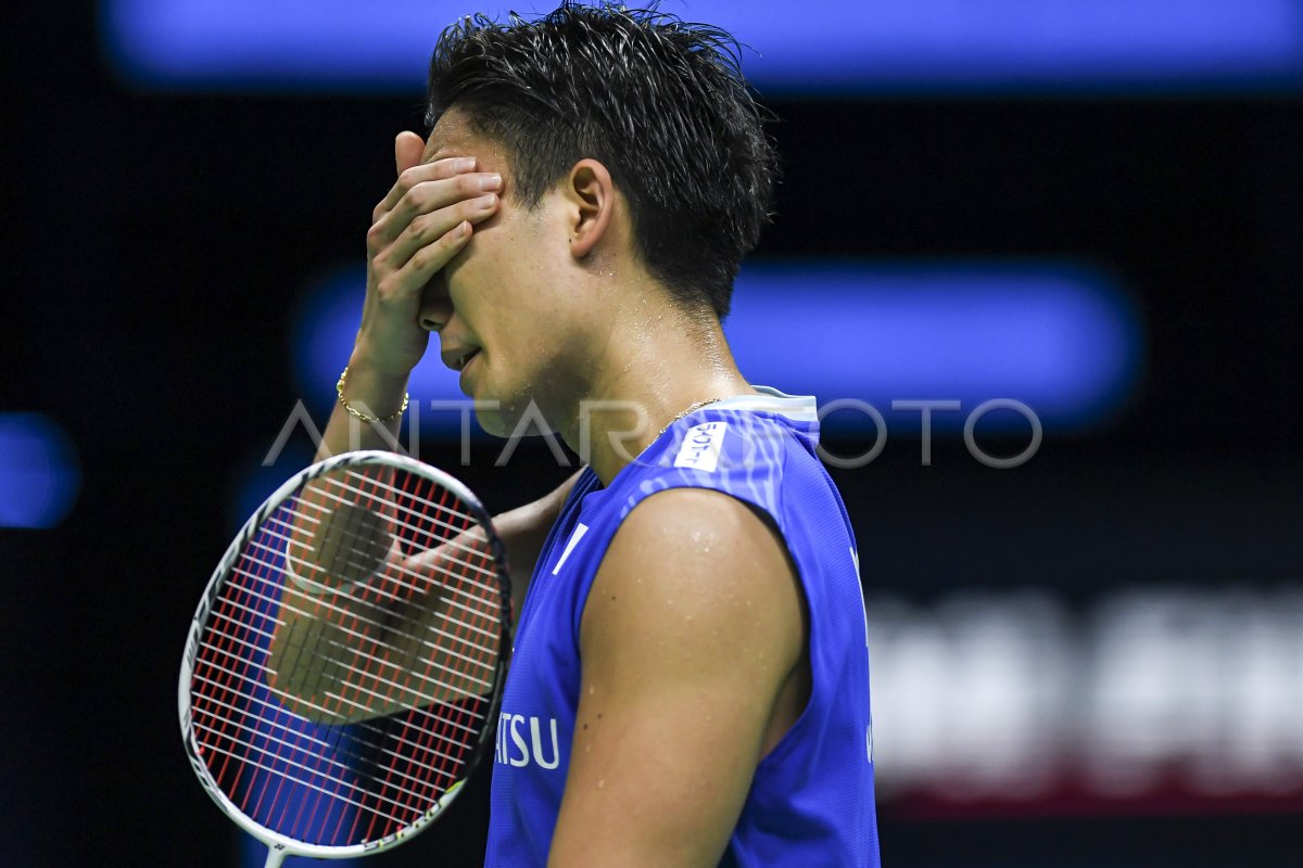 KENTO MOMOTA DIKALAHKAN ANTHONY SINISUKA GINTING | ANTARA Foto