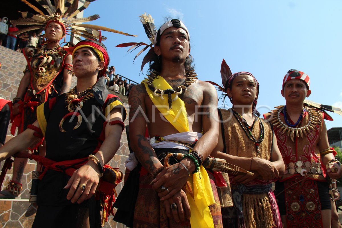 PEMBUKAAN GAWAI DAYAK KALBAR | ANTARA Foto