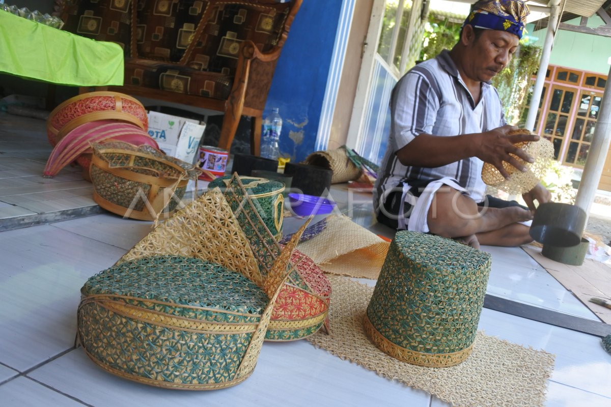 KERAJINAN SONGKOK ANYAMAN BAMBU | ANTARA Foto
