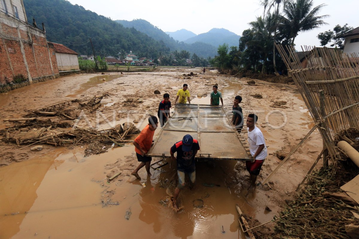 FLOOD DISASTER IN BOGOR | ANTARA Foto