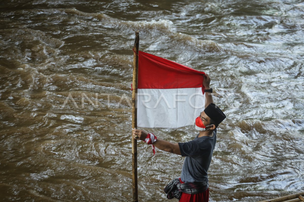 PENGIBARAN BENDERA DI SUNGAI CILIWUNG DEPOK | ANTARA Foto