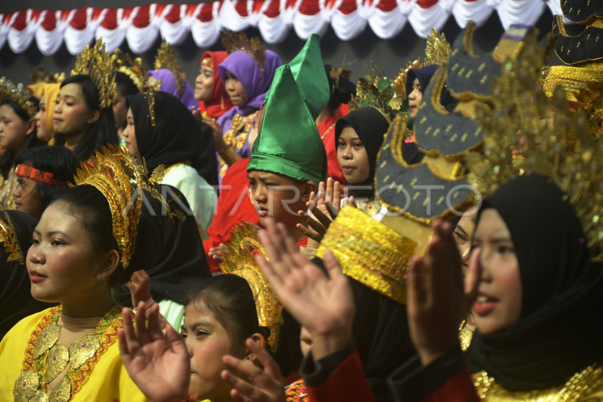 SISWA GUNAKAN PAKAIAN ADAT WARNAI HUT KE-77 KEMERDEKAAN RI | ANTARA Foto
