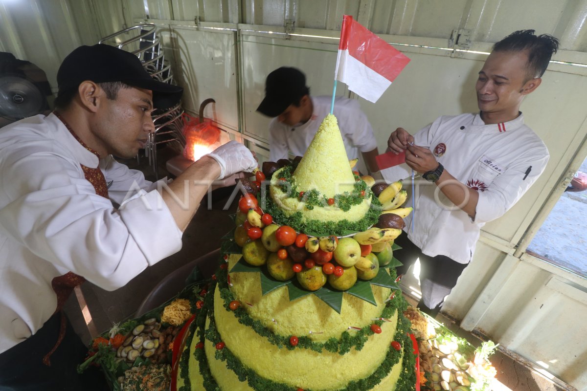 TUMPENG RAKSASA HUT KEMERDEKAAN RI | ANTARA Foto TUMPENG RAKSASA HUT KEMERDEKAAN RI | ANTARA Foto
