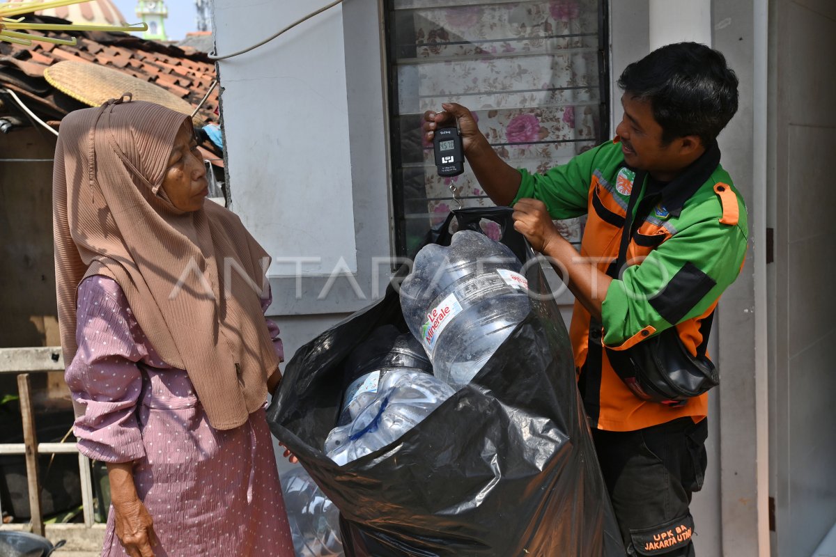 PENGELOLAAN LIMBAH ANORGANIK MELALUI BANK SAMPAH | ANTARA Foto