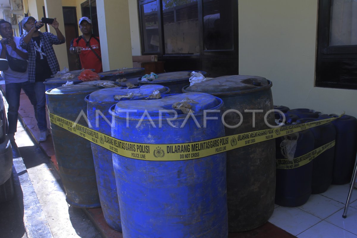 POLISI TEMUKAN BBM BERSUBSIDI YANG DITIMBUN | ANTARA Foto