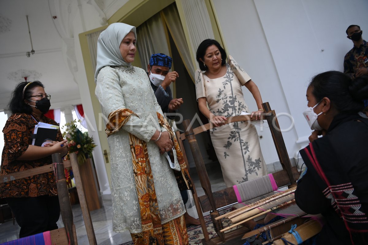 IBU NEGARA IRIANA JOKOWI KENALKAN TENUN BADUY | ANTARA Foto