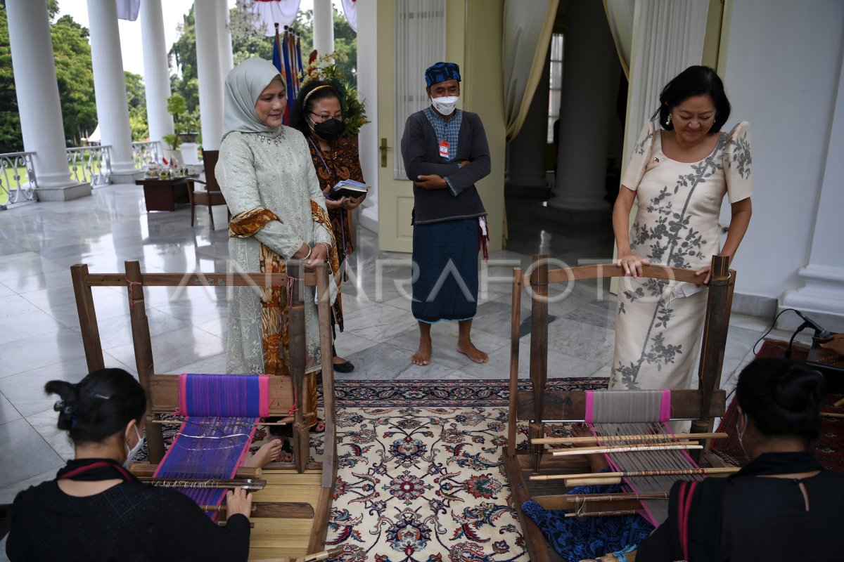 IBU NEGARA IRIANA JOKOWI KENALKAN TENUN BADUY | ANTARA Foto