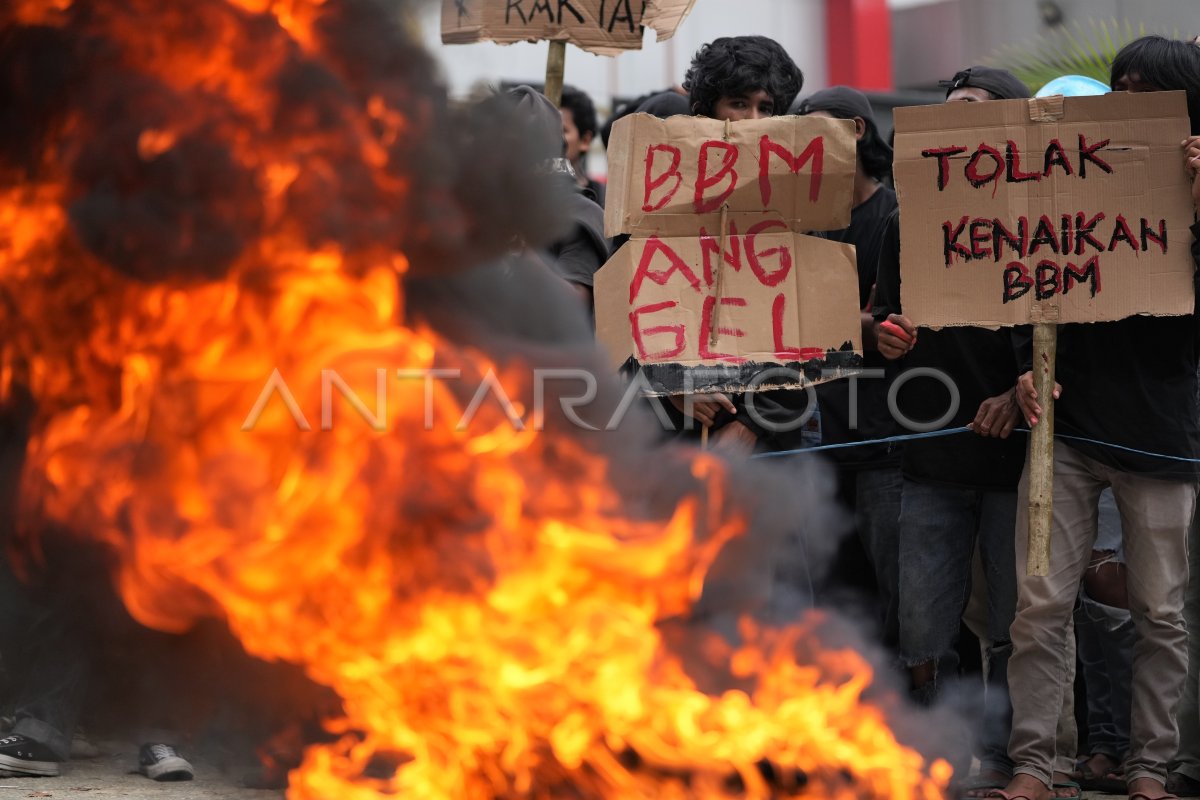 UNJUK RASA MAHASISWA TOLAK KENAIKAN HARGA BBM | ANTARA Foto