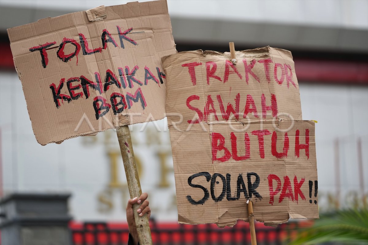 UNJUK RASA MAHASISWA TOLAK KENAIKAN HARGA BBM | ANTARA Foto