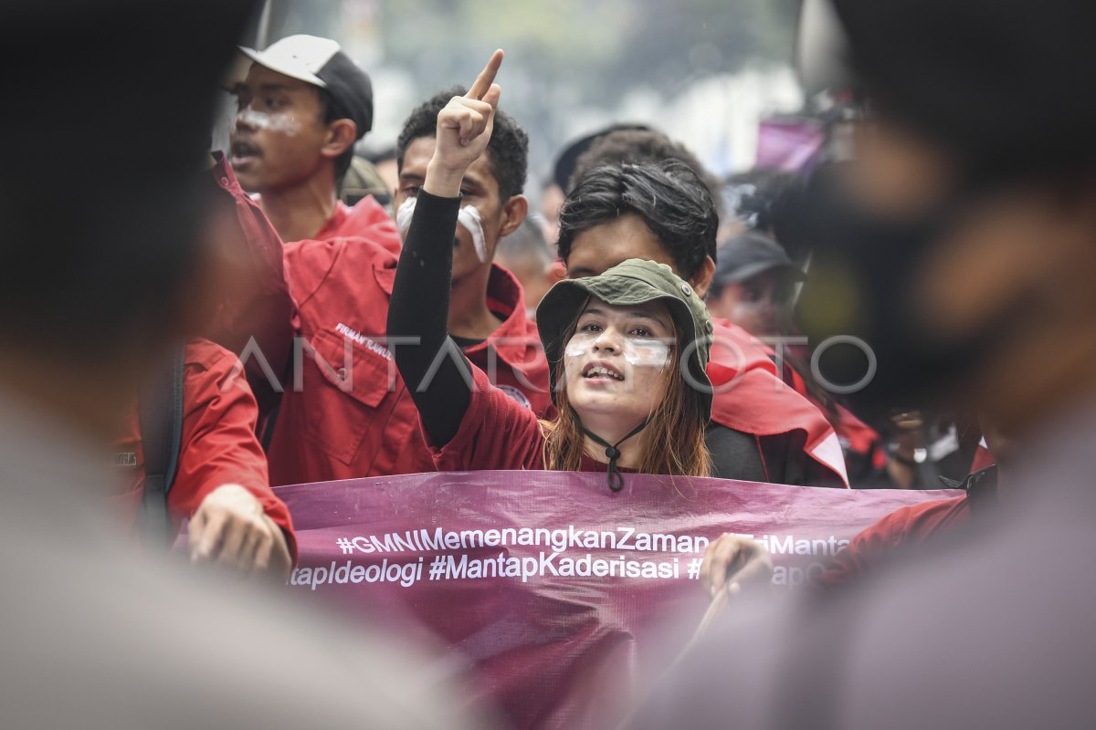 UNJUK RASA TOLAK KENAIKAN BBM DI JAKARTA | ANTARA Foto UNJUK RASA TOLAK KENAIKAN BBM DI JAKARTA | ANTARA Foto