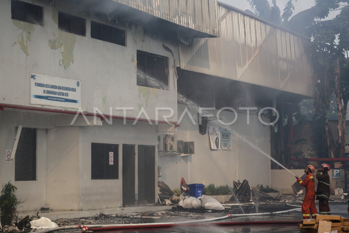 KEBAKARAN GUDANG JNE DI DEPOK | ANTARA Foto