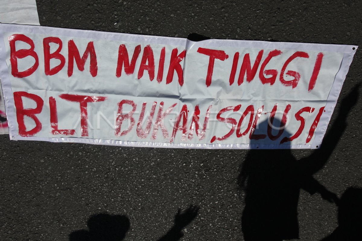 UNJUK RASA MAHASISWA TOLAK KENAIKAN HARGA BBM | ANTARA Foto