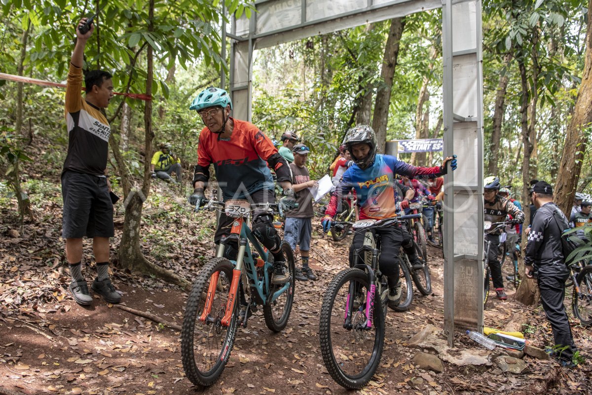 BALAP SEPEDA MOUNTAIN BIKE INDONESIA | ANTARA Foto