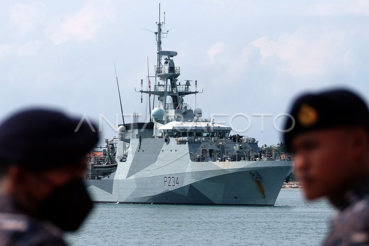 KUNJUNGAN KAPAL ANGKATAN LAUT KERAJAAN INGGRIS DI BALI | ANTARA Foto