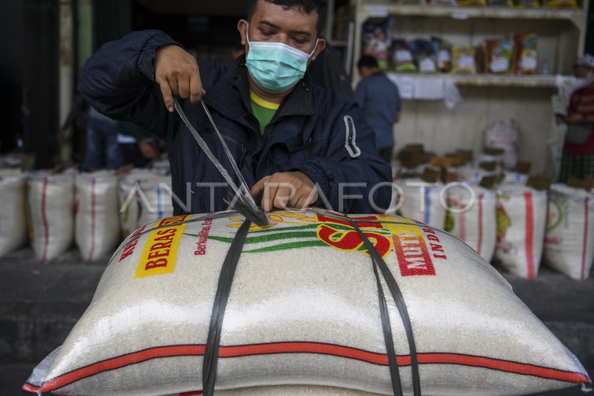 KENAIKAN HARGA BERAS PREMIUM DAN MEDIUM | ANTARA Foto