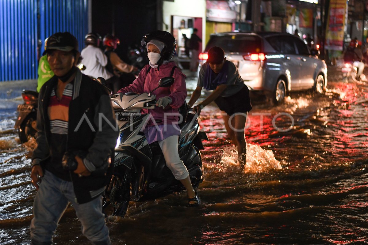 BANJIR JALAN SAWANGAN DEPOK | ANTARA Foto