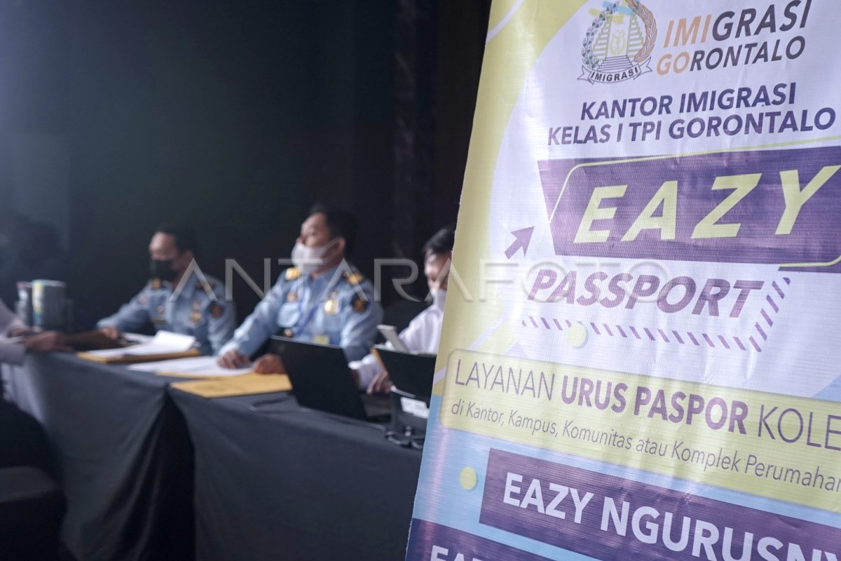 PELAYANAN EAZY PASPORT IMIGRASI GORONTALO | ANTARA Foto PELAYANAN EAZY PASPORT IMIGRASI GORONTALO | ANTARA Foto