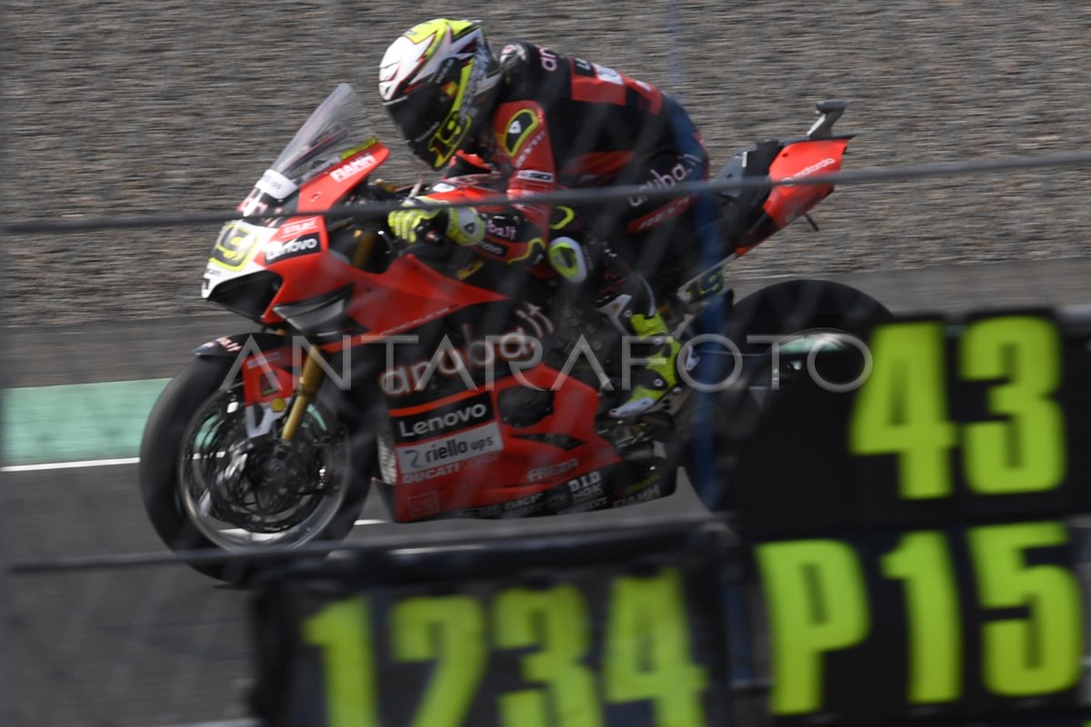 PEMANASAN JELANG RACE 2 WSBK MANDALIKA 2022 | ANTARA Foto PEMANASAN JELANG RACE 2 WSBK MANDALIKA 2022 | ANTARA Foto