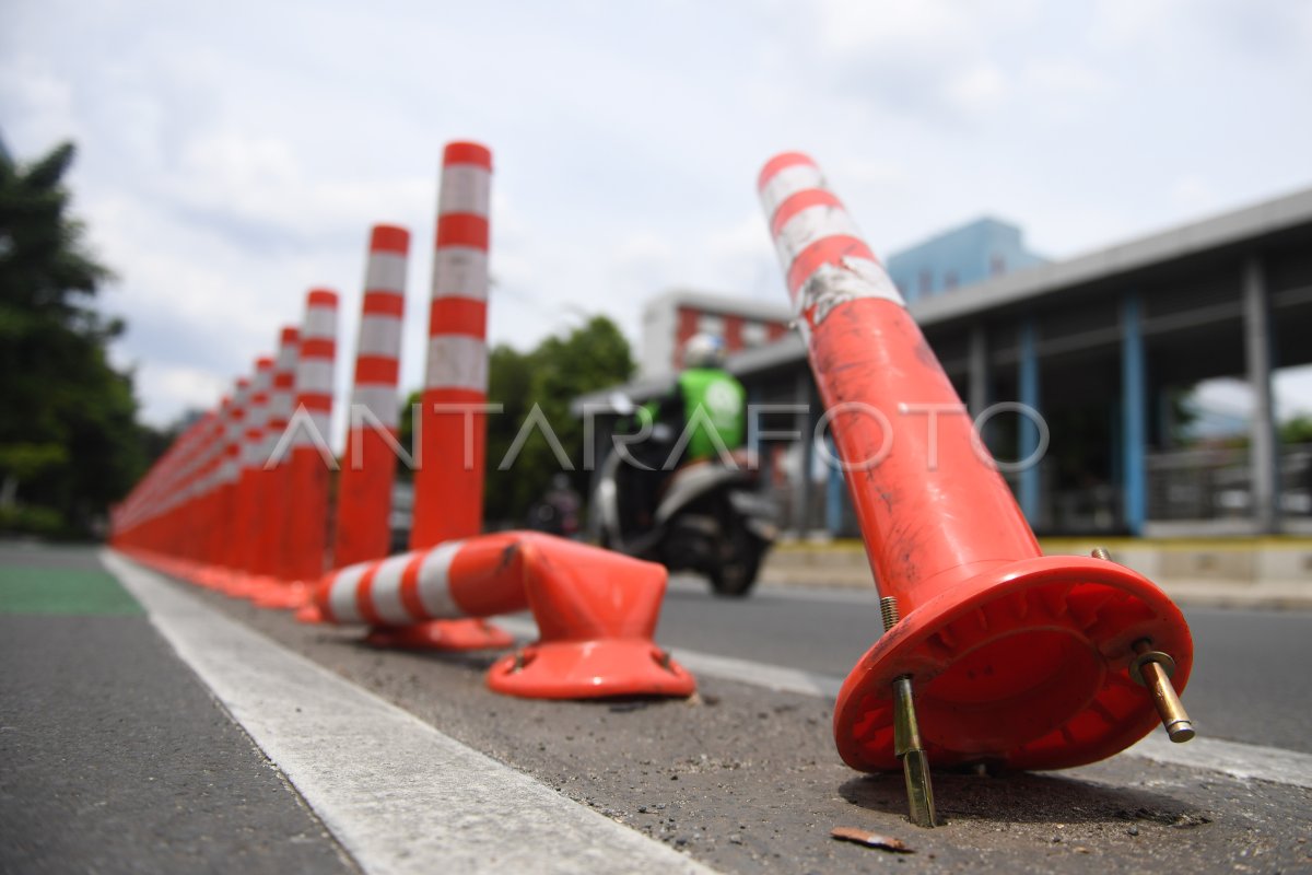 PEMPROV DKI KEMBALI ANGGARKAN PERAWATAN JALUR SEPEDA | ANTARA Foto PEMPROV DKI KEMBALI ANGGARKAN PERAWATAN JALUR SEPEDA | ANTARA Foto