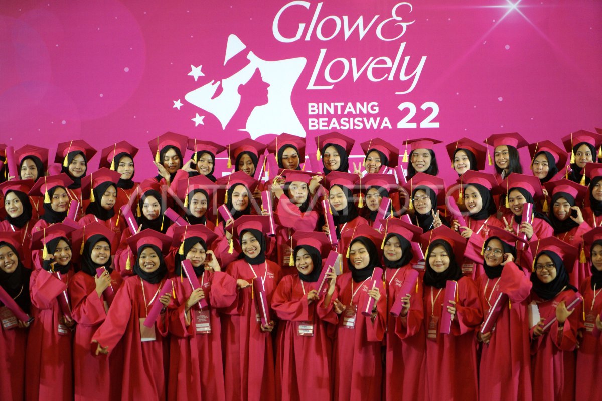 INAGURASI GLOW & LOVELY BINTANG BEASISWA 2022 | ANTARA Foto