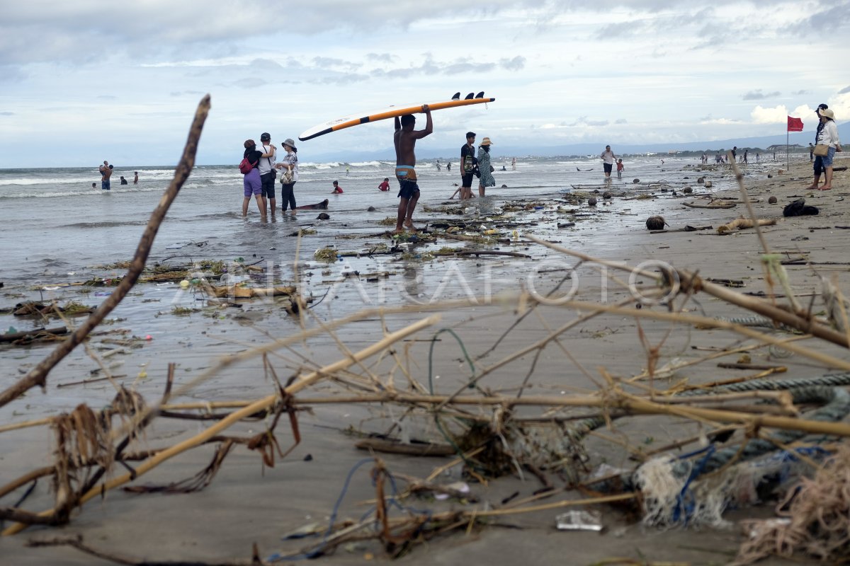 SAMPAH KIRIMAN AKIBAT CUACA EKSTREM DI PANTAI KUTA BALI | ANTARA Foto